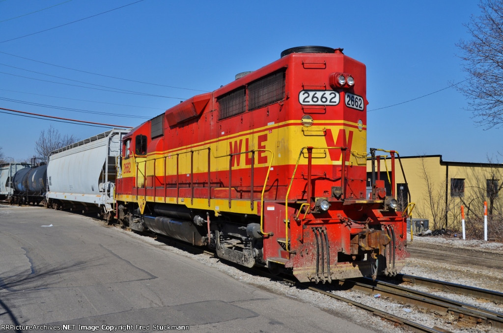 WE 2662 backs it's 6 cars off the transfer.